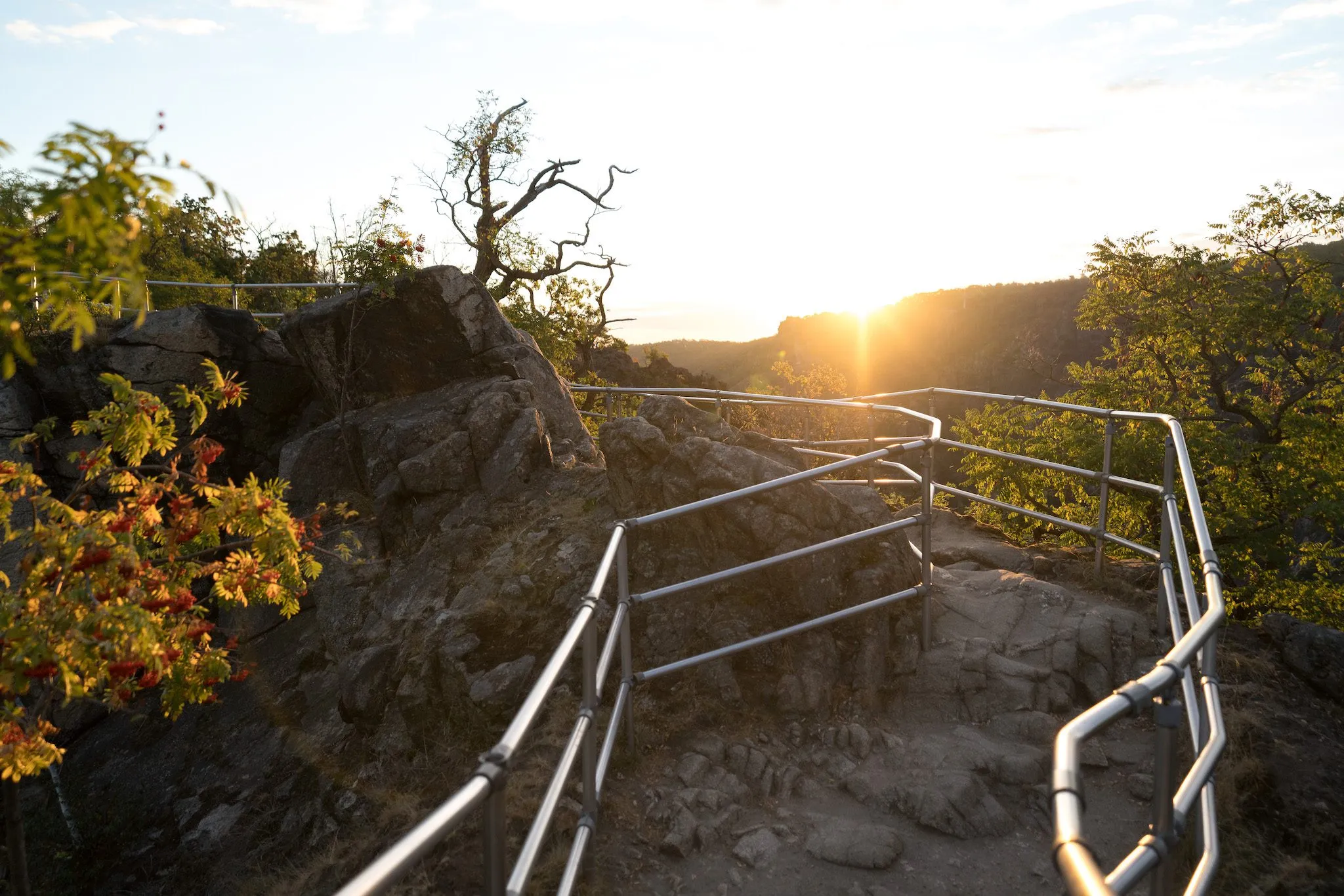 Sprookjesachtig hiken op de Hexen-Stieg trail in het Harz gebergte ...